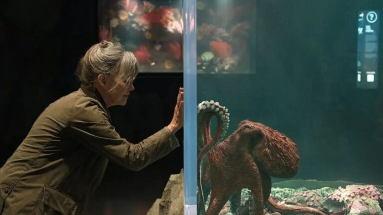 Creature luminose segna il ritorno su Netflix della mitica Sally Field