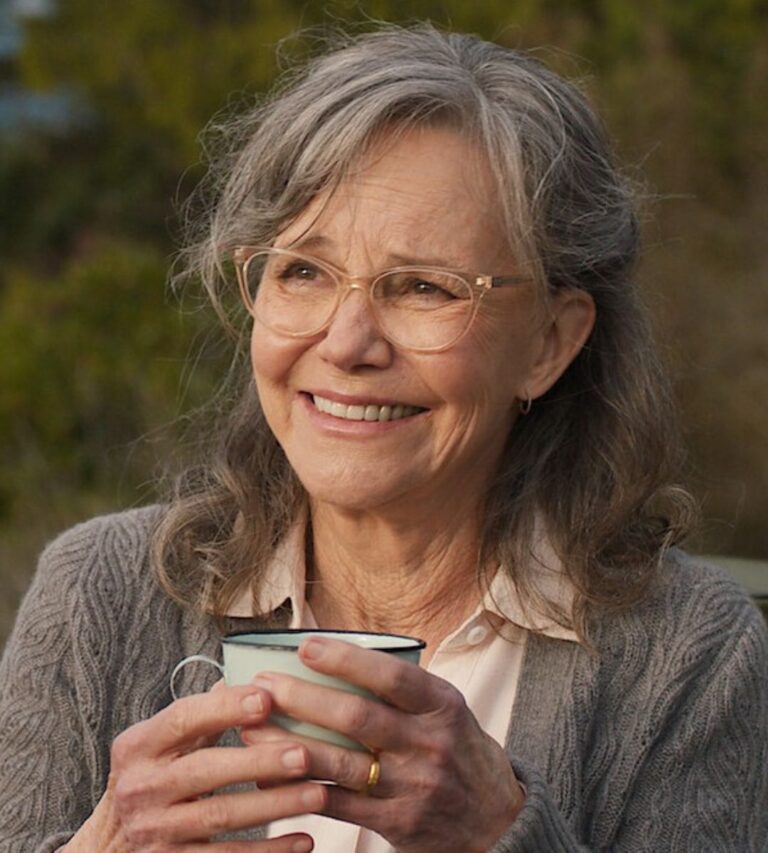 Creature luminose segna il ritorno su Netflix della mitica Sally Field